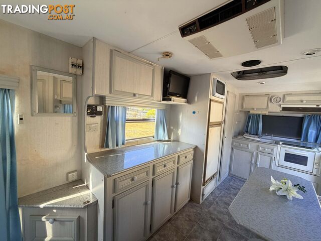 ROADSTAR VOYAGER 2000 ENSUITE VAN ISL DBL ROLLOUT W WALLS AIRCON TANDEM HWS