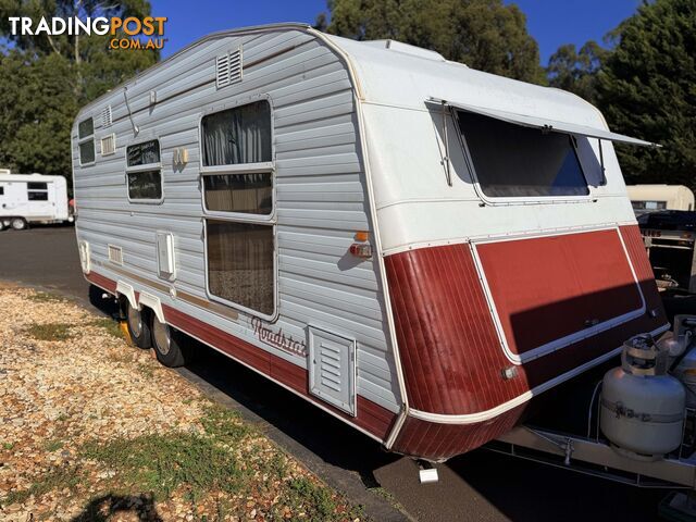 ROADSTAR VOYAGER 2000 ENSUITE VAN ISL DBL ROLLOUT W WALLS AIRCON TANDEM HWS