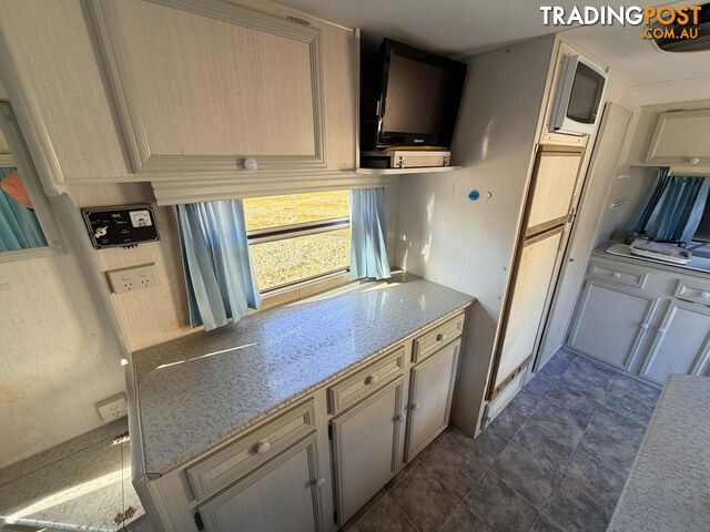 ROADSTAR VOYAGER 2000 ENSUITE VAN ISL DBL ROLLOUT W WALLS AIRCON TANDEM HWS