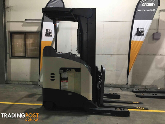 Crown RR5700 Reach Forklift Forklift