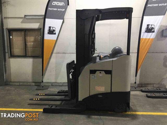 Crown RR5700 Reach Forklift Forklift